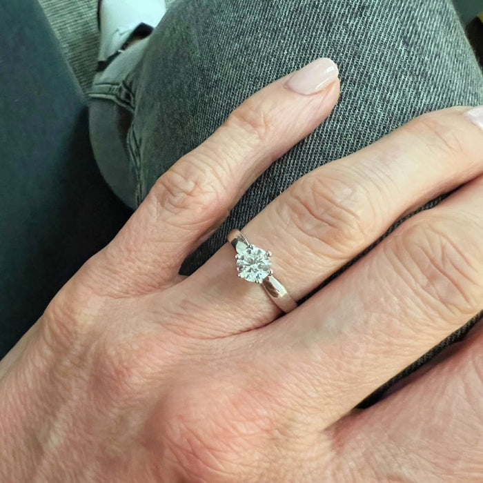 Anillo compromiso solitario de oro con Diamante de laboratorio Mimoke